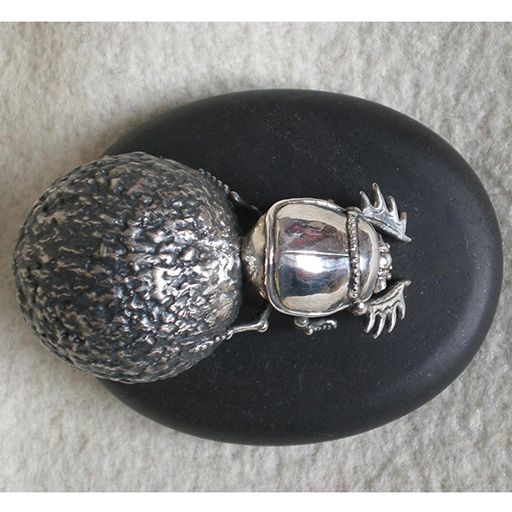 Скарабей, сребърна скулптура свързана с духа на древен Египет.